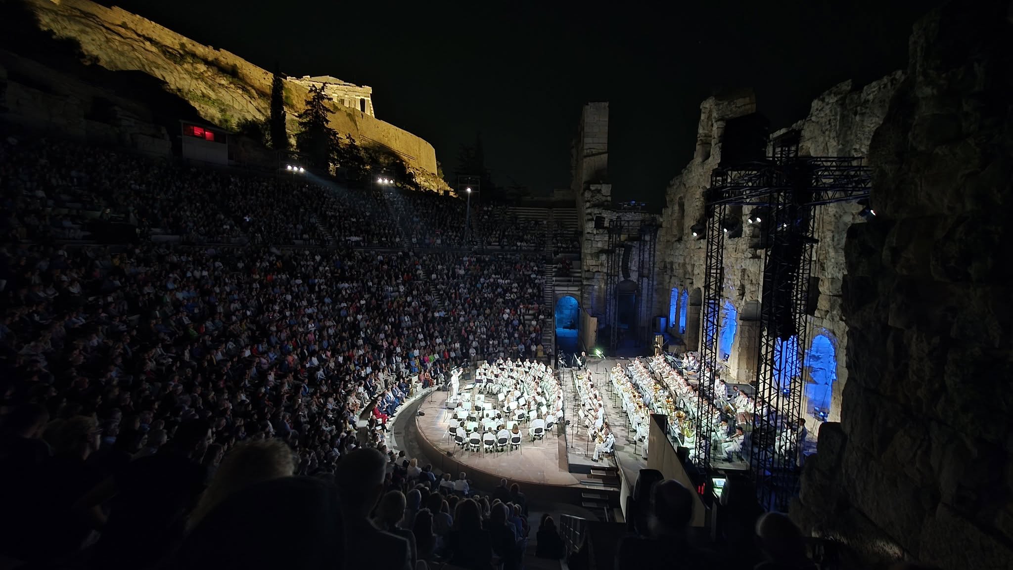 Το Ηρώδειο & 4.300 θεατές υποδέχτηκαν με σεβασμό την Παλαιά Φιλαρμονική ...